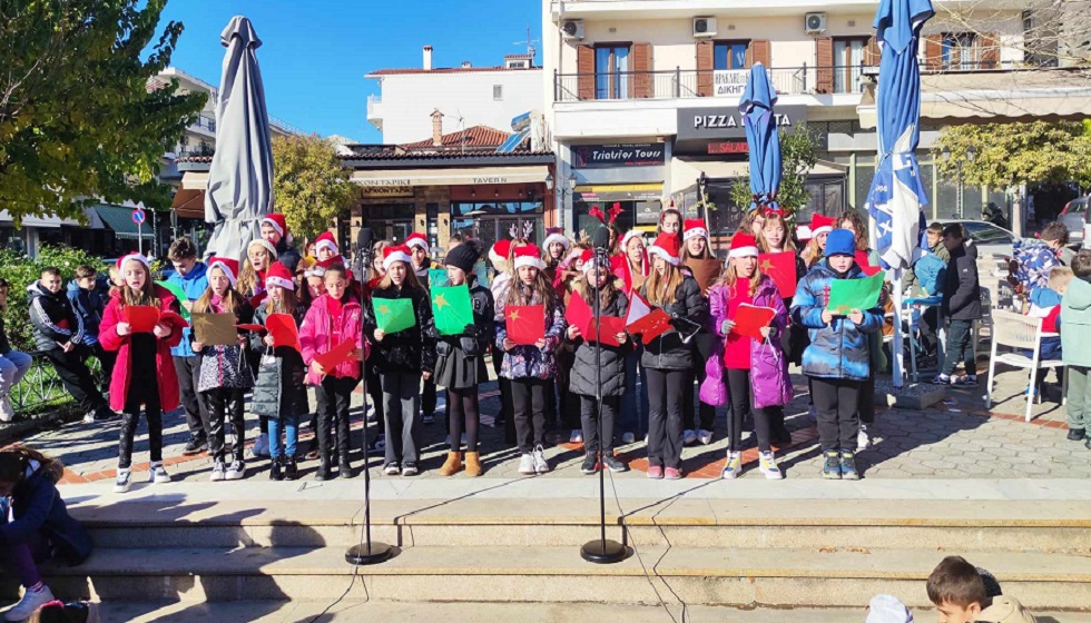 Με χριστουγεννιάτικες μελωδίες «πλημμύρισε» η Καλαμπάκα… | Meteora24